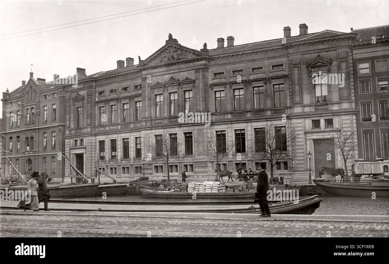The Dutch National Bank building on Rokin Street in Amsterdam ...