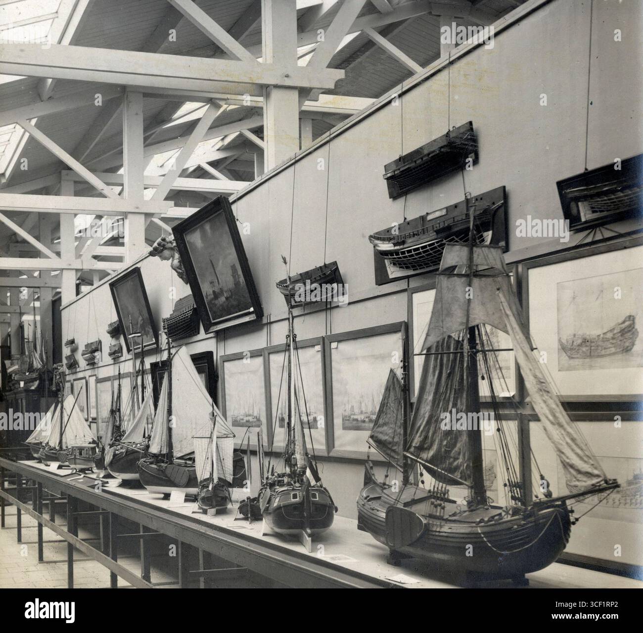 At the ENTOS exhibition in 1913 in Amsterdam, historical ship models ...