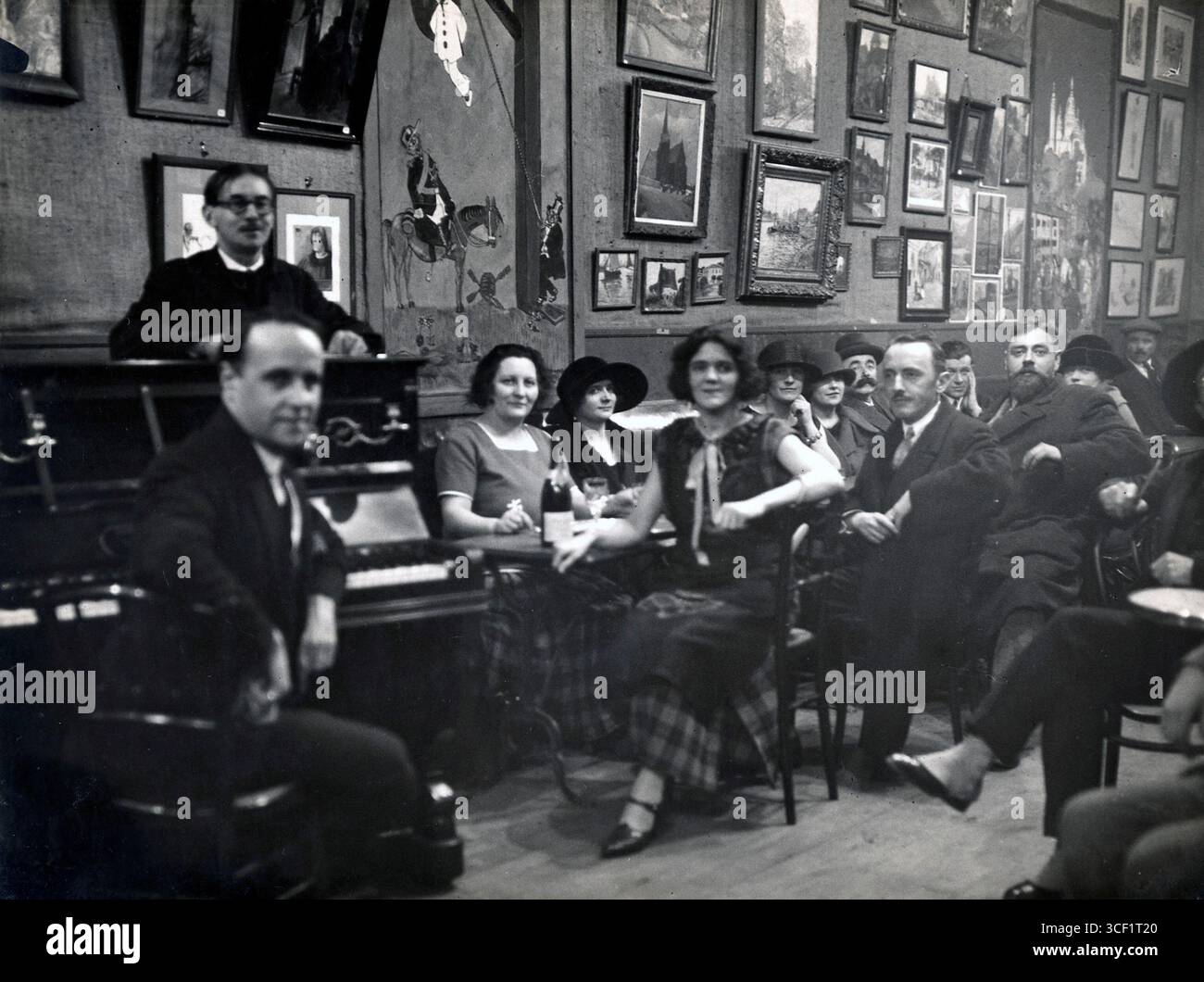 Paris 1923 cafe hi-res stock photography and images - Alamy
