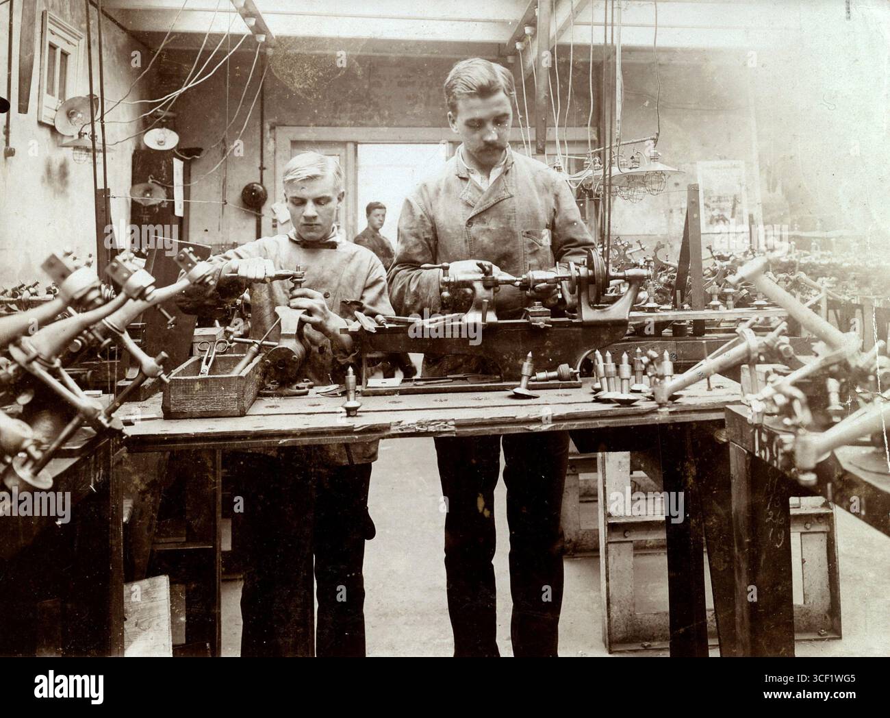 At the Zeldenrust diamond sawmill on Ceintuurbaan, Amsterdam ...