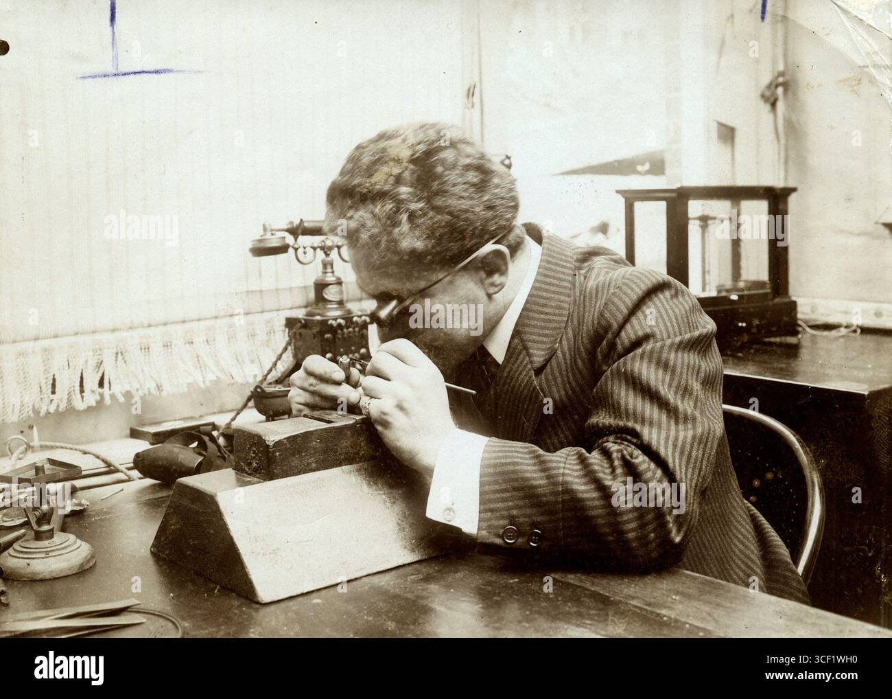 Diamond cutting at the Zeldenrust diamond sawmill on Ceintuurbaan ...
