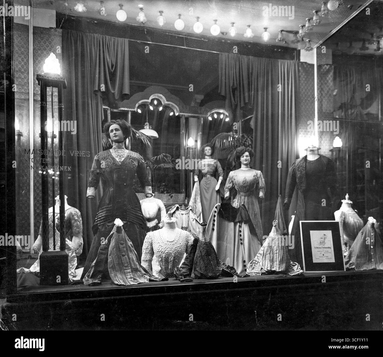 Mannequin in womens clothing Black and White Stock Photos & Images - Alamy