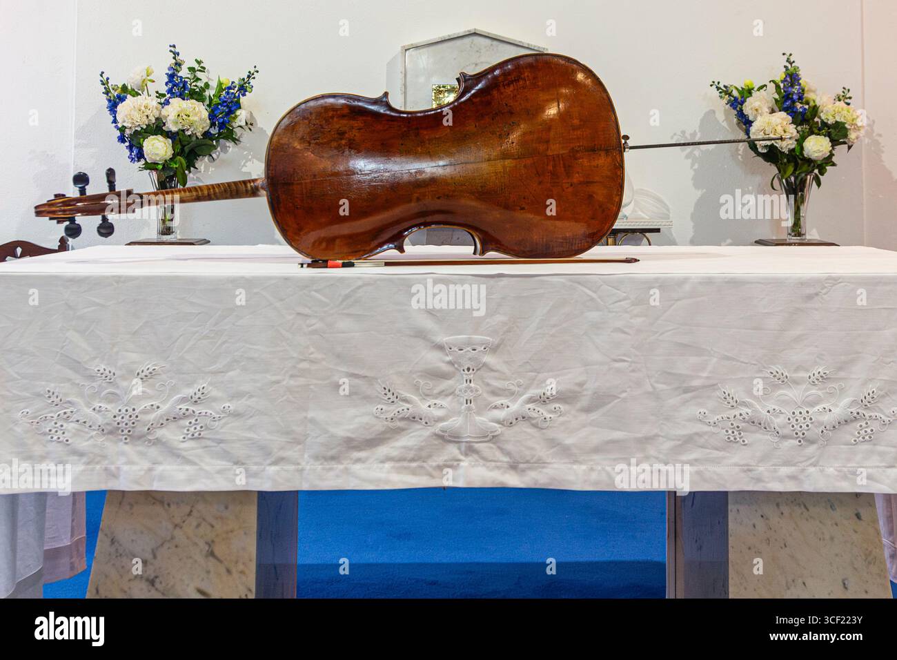 Vioncello hi-res stock photography and images - Alamy