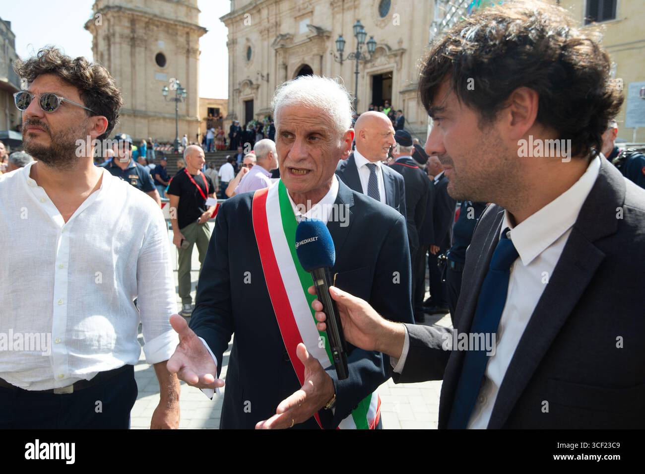 Giovanni Burtone Sindaco di Militello partecipa al funerale di Pippo ...