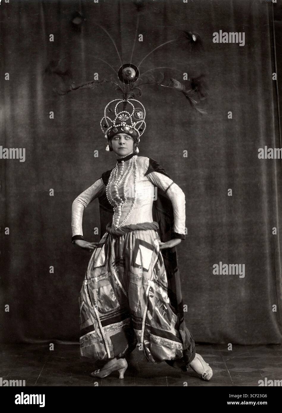 Russian dancer Maja performing at a carnival ball in Paris in 1923. The ...