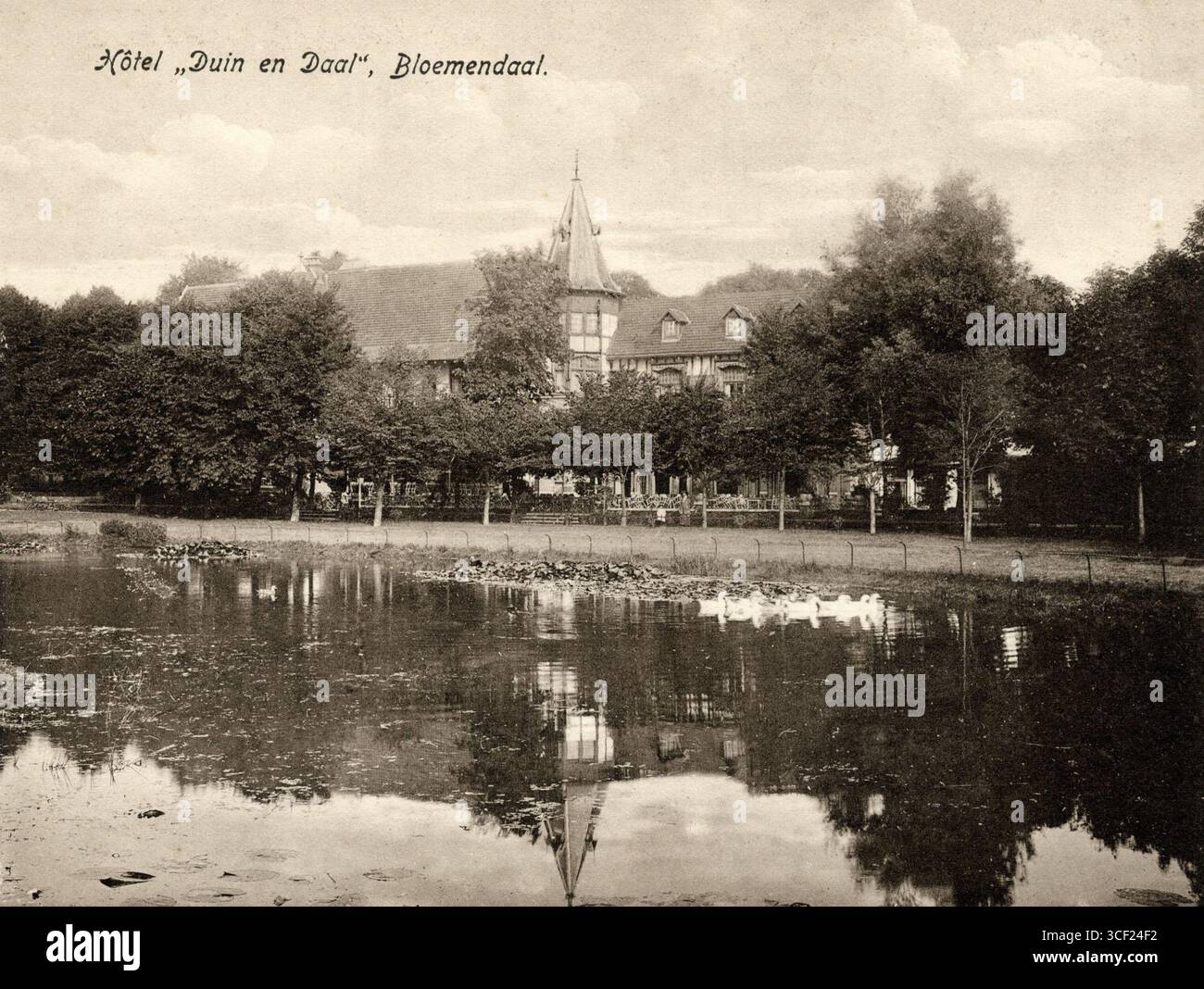 A photograph of Hotel Duin en Daal in Bloemendaal, captured between 1915 and 1925 Stock Photo ...