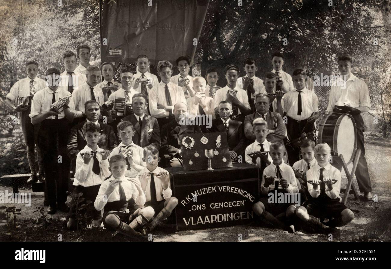 The Roman Catholic music society 'Ons Genoegen' from Vlaardingen poses ...