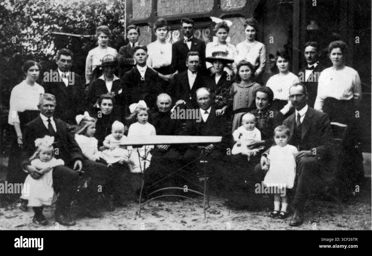 A family portrait taken on Hagerhofweg in Venlo in 1920. The photo ...