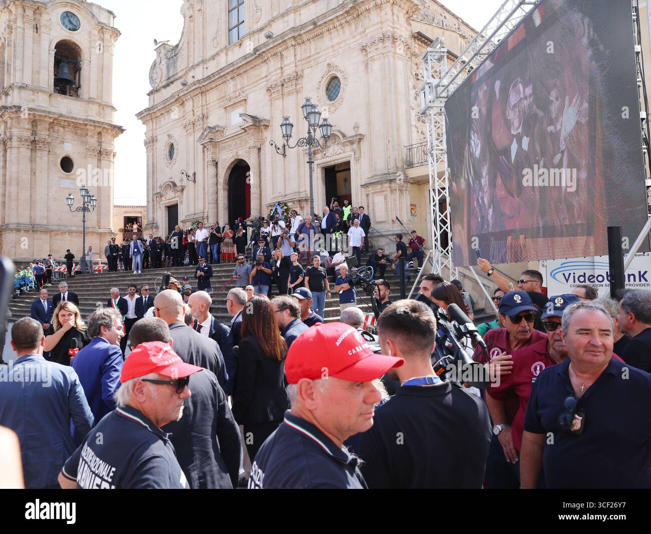 Militello in Val di Catania, Pippo Baudo's death, funeral in the church ...