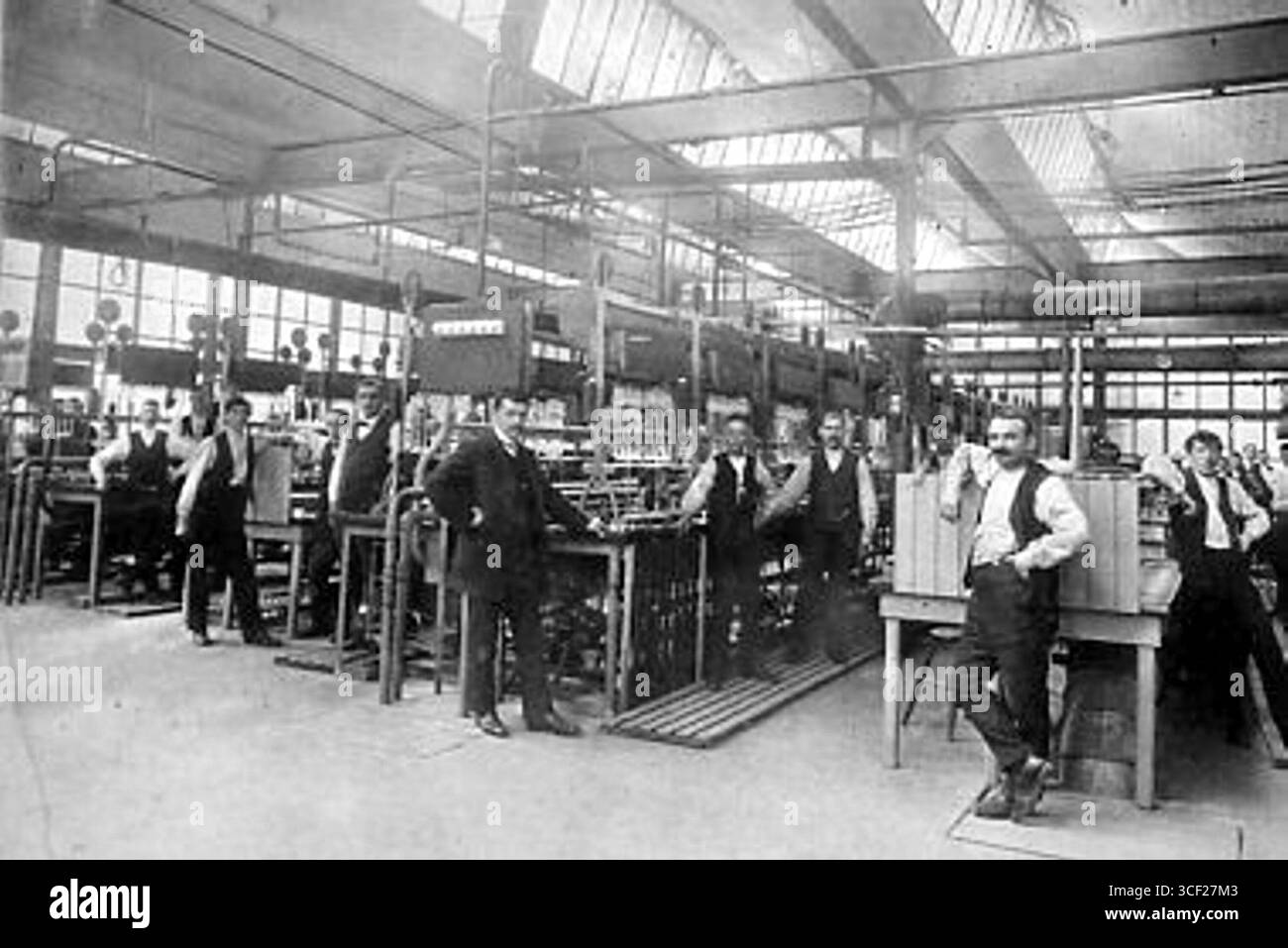 The production hall and staff of the Pope lightbulb factory in Venlo ...