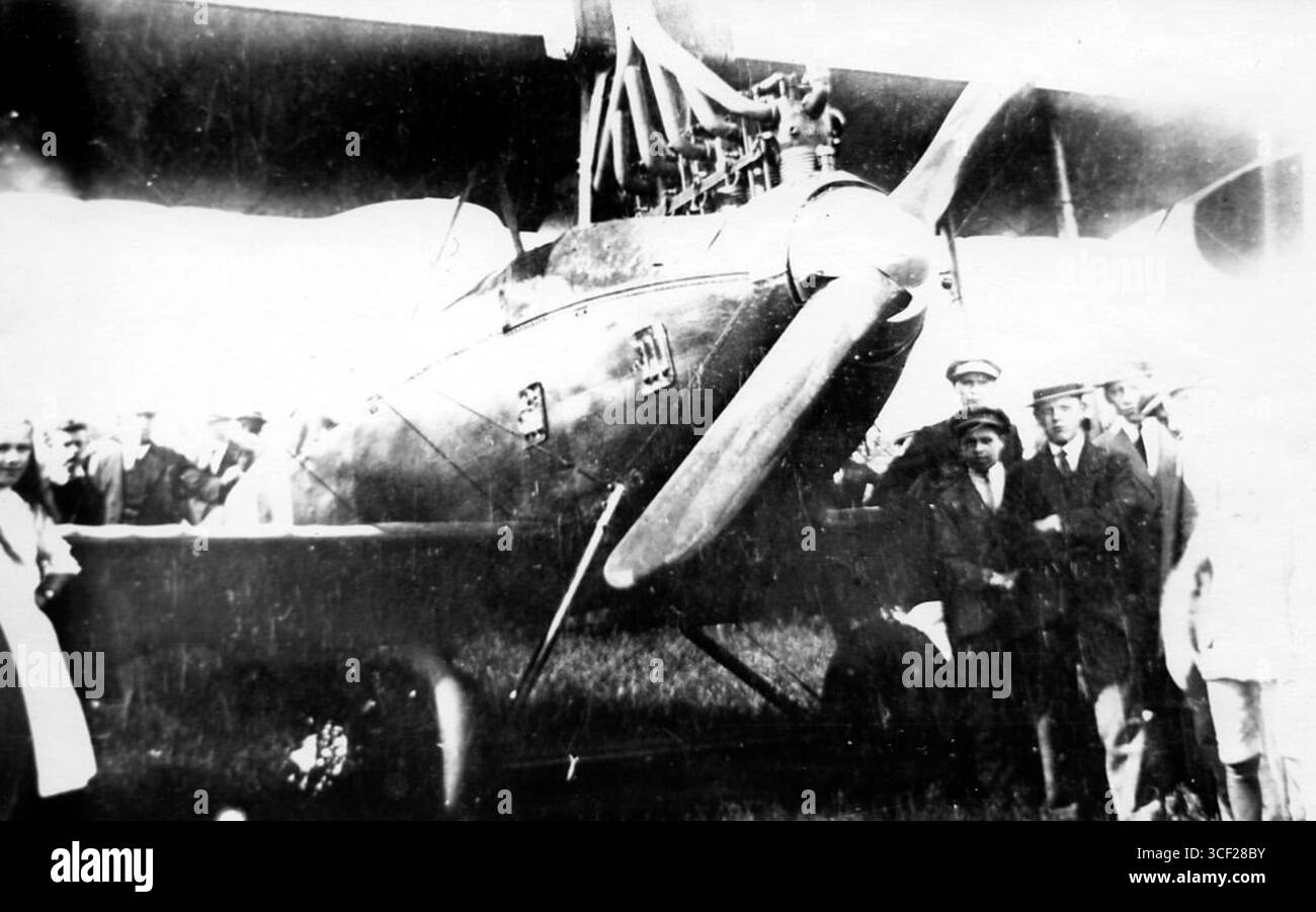 In 1919, military pilots Willem Versteegh and Piet van der Griend gave ...