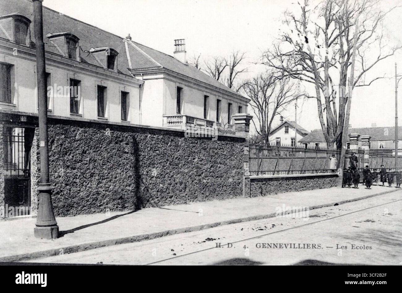 A photo from the 1900s showing children at a school in Gennevilliers ...