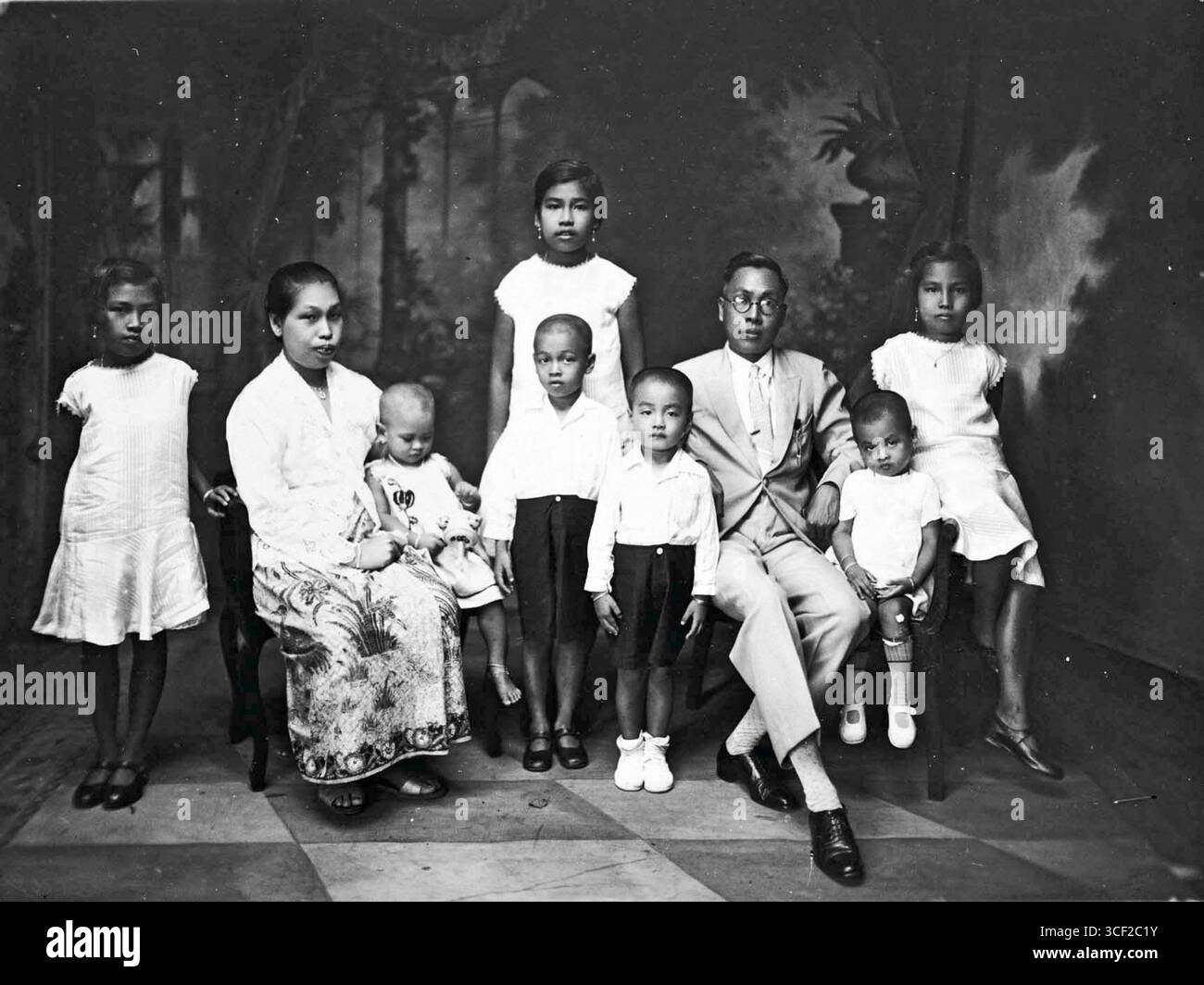 This studio portrait, taken around 1935, depicts the Lim Djin Siang ...