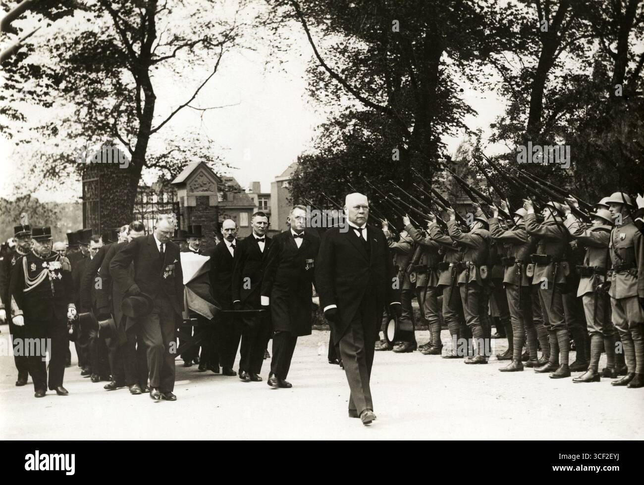 Funeral procession of General J.B. van Heutsz arriving at Nieuwe ...