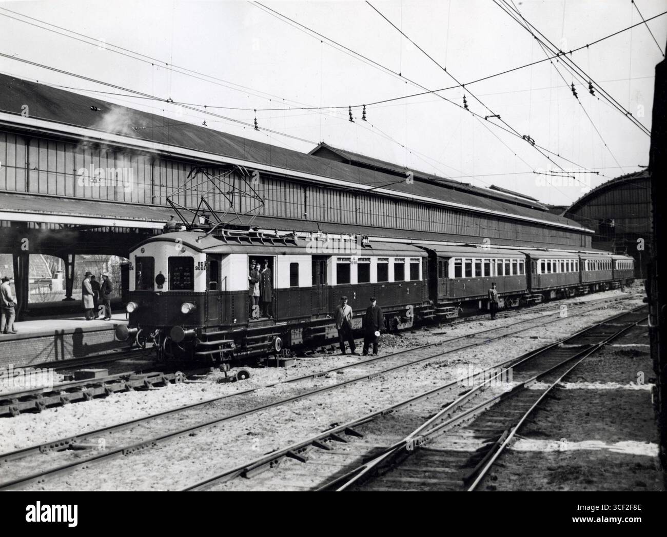 The new electric train (type 'Blokkendoos') of the Dutch Railways at ...