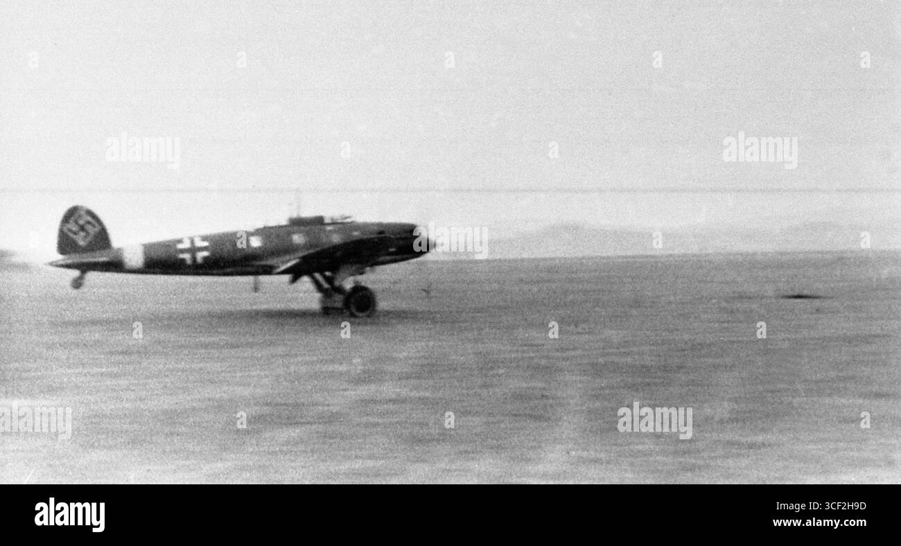 Eine Heinkel He 70 "Blitz" Schulmaschine startet durch, das Flugfeld ...