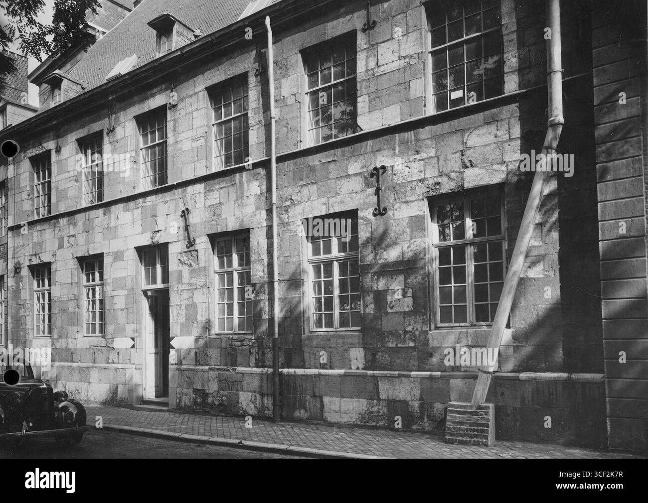 This image shows the south wing of the Abbaye de Saint-Laurent in Liège ...