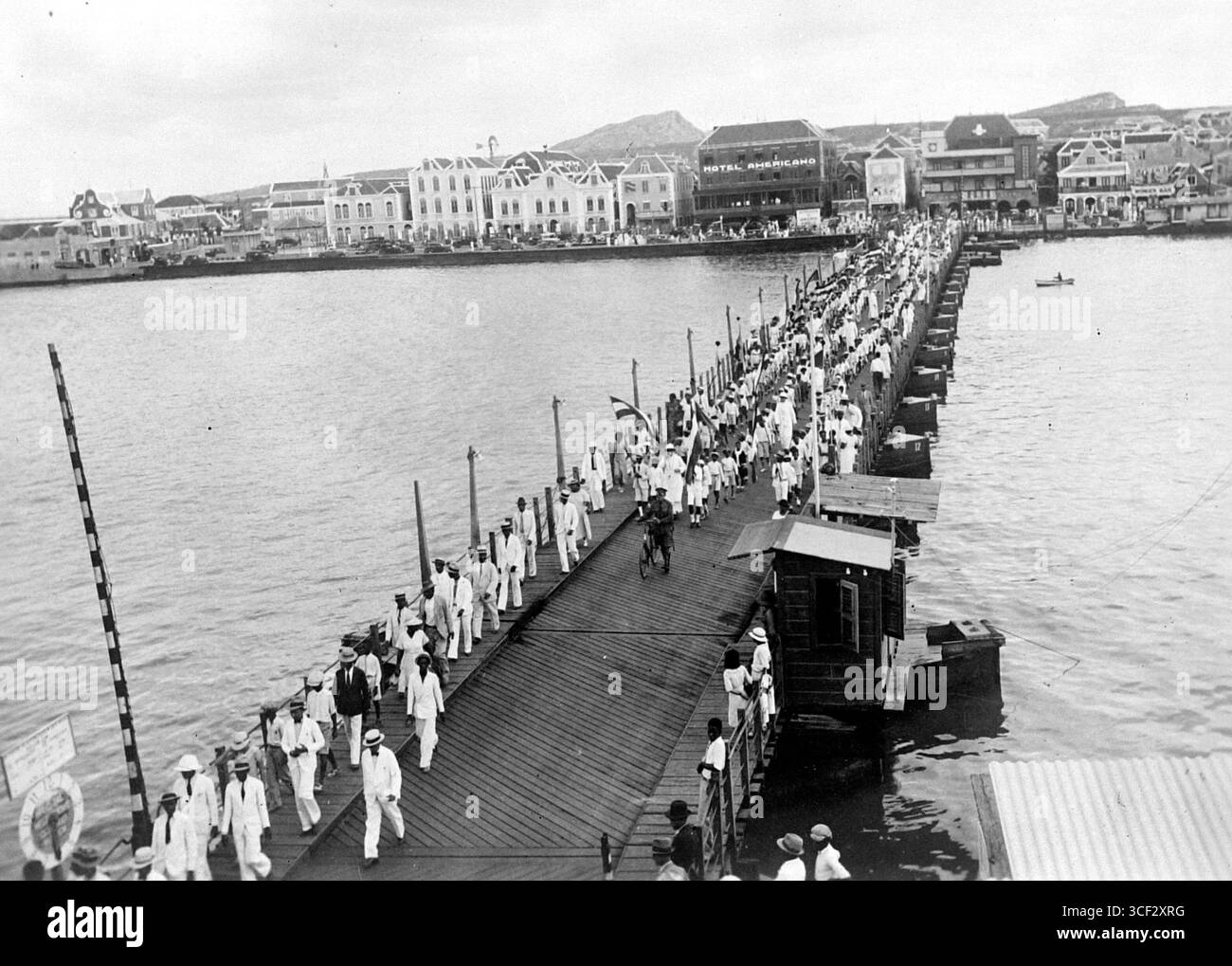 Large group of people walking event Black and White Stock Photos ...