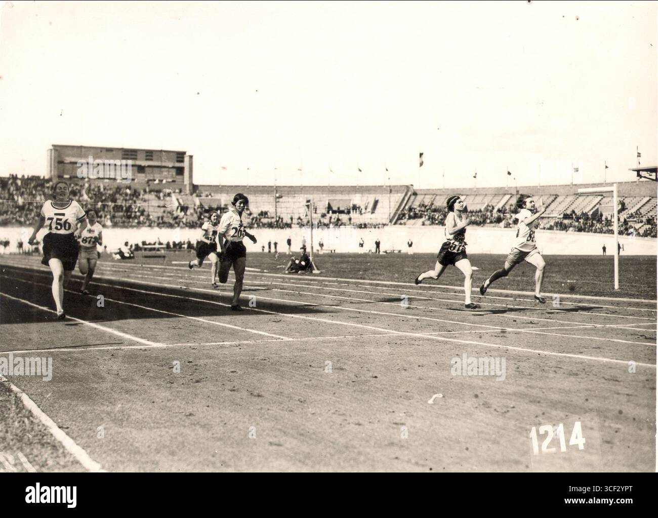 The second semi-final heat of the 100 meters for women at the 1928 ...