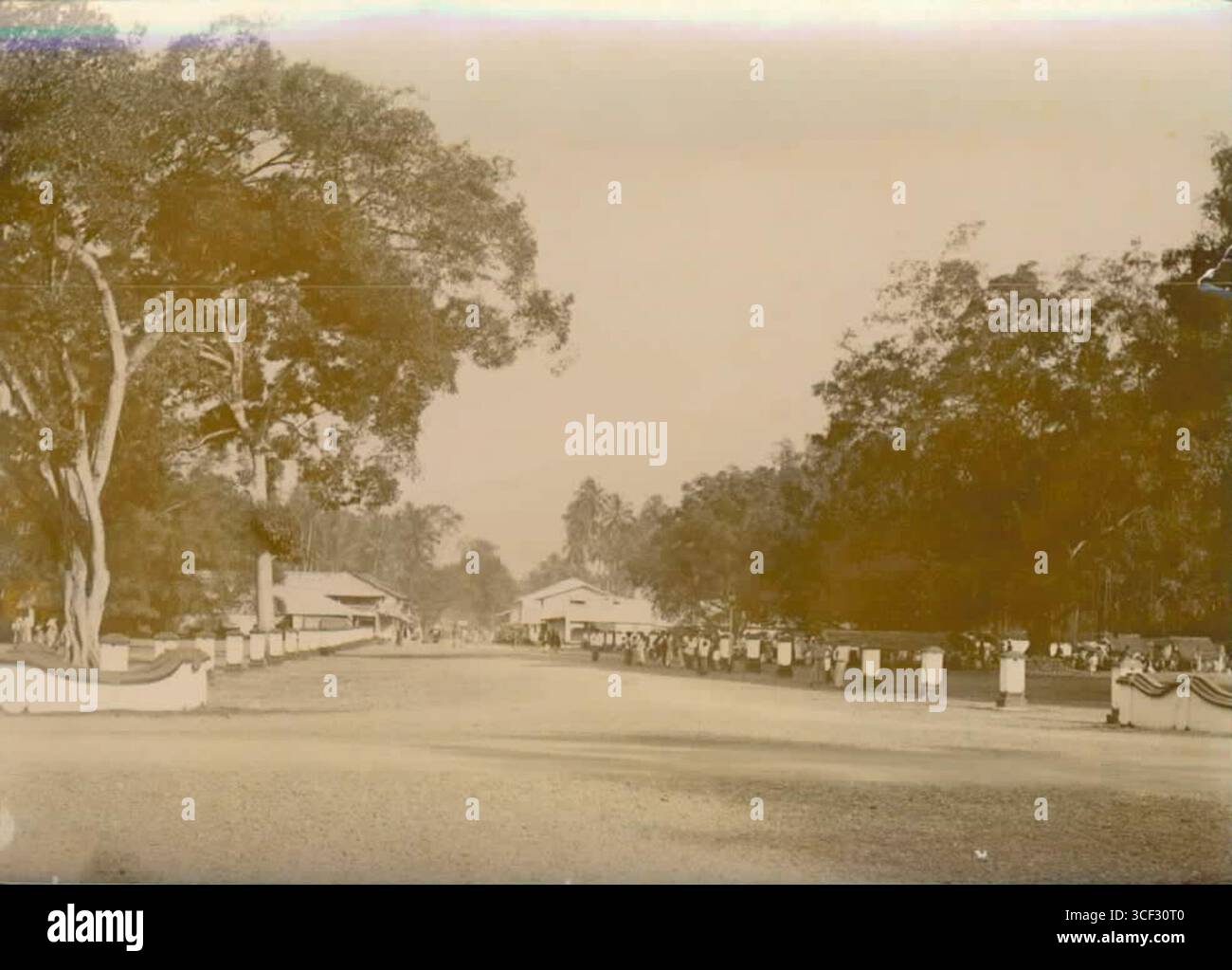 This photograph, taken between 1900 and 1940, shows a street scene in ...