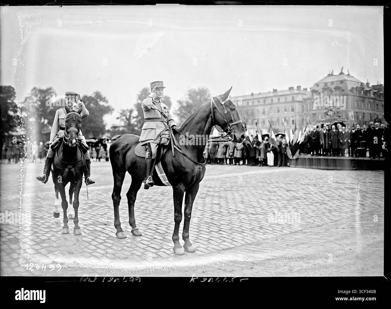 General Moreigne decorates soldiers on June 26, 1927, in Versailles ...