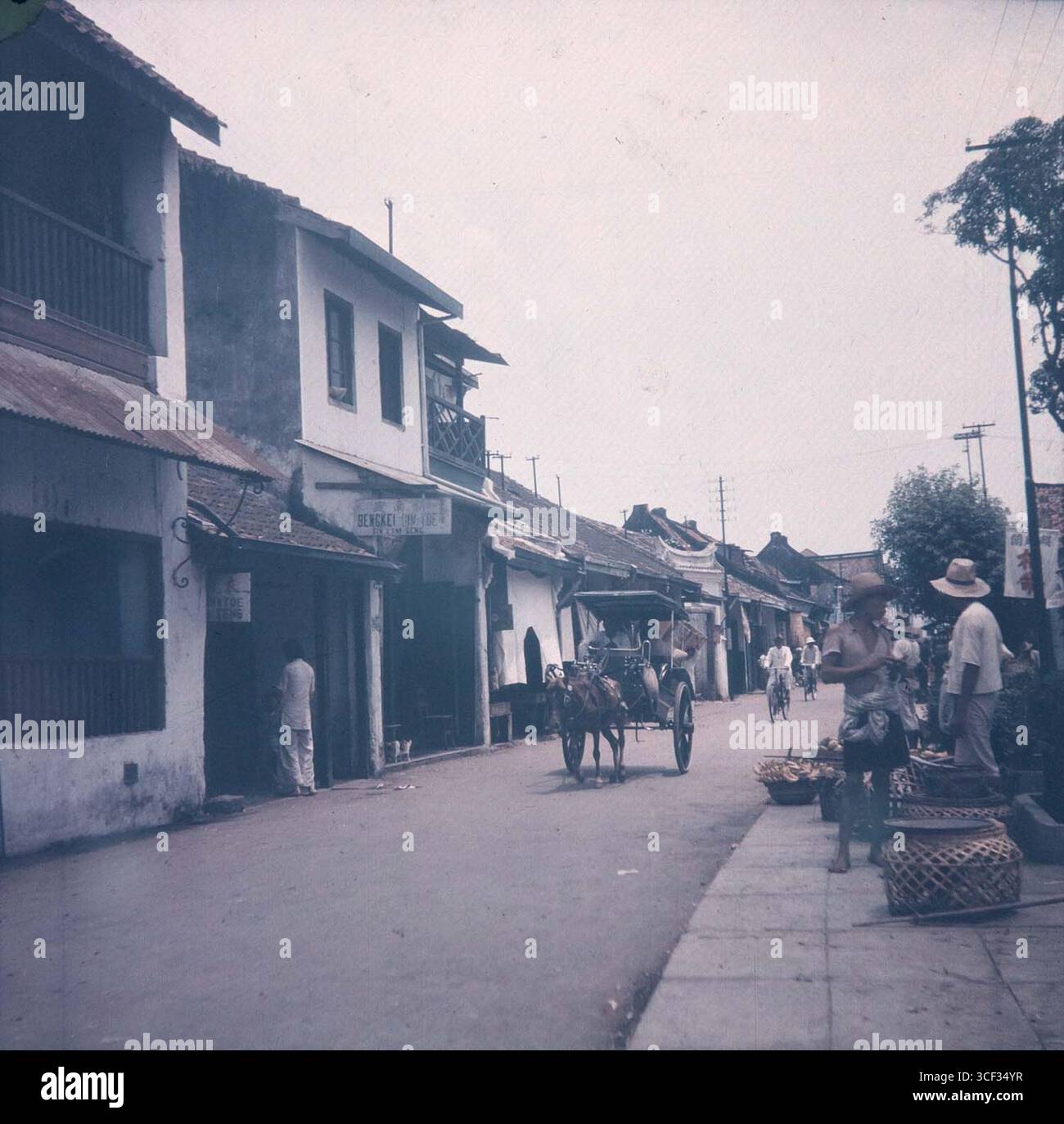 This slide shows the 'Groote Postweg' in Bandung’s Chinese quarter ...