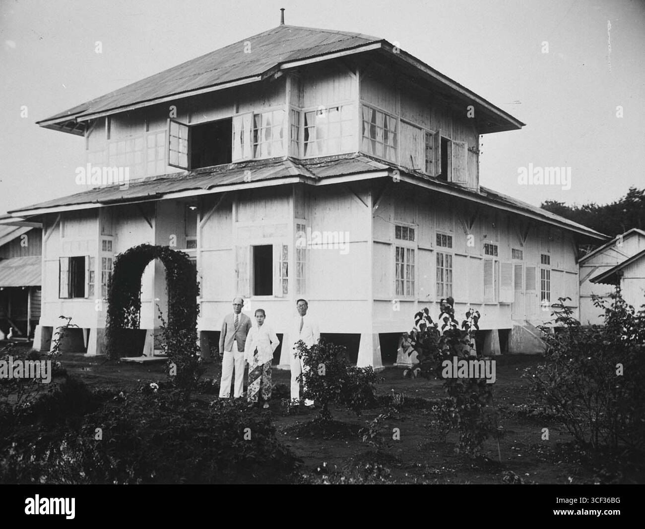 This photograph, taken around 1935, features the couple Lim Djin Siang ...