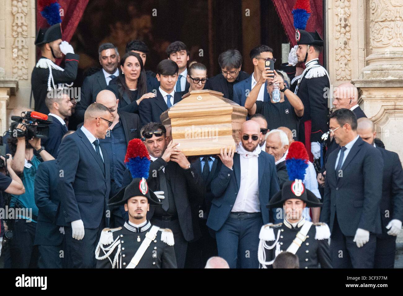 Militello Val Di Catania, Italia. 20th Aug, 2025. Uscita del feretro ...