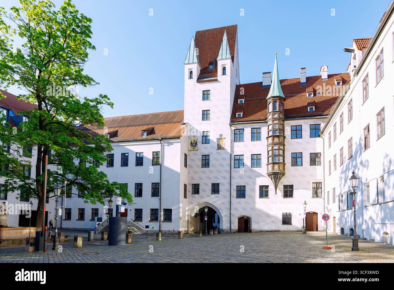 Old courtyard with wooden bay window in the old town of Munich, Bavaria ...