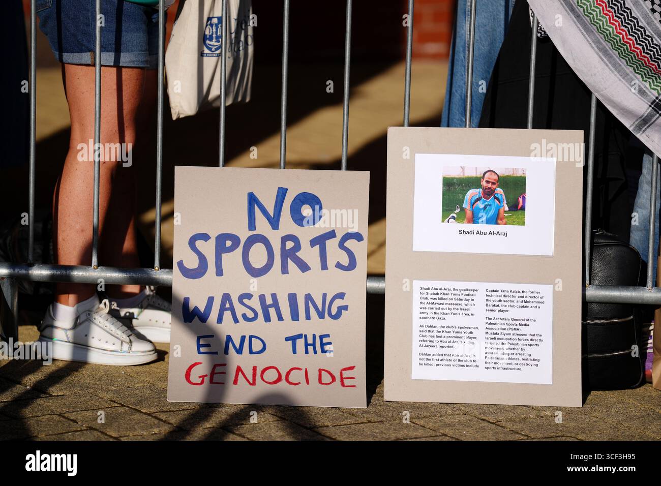 Show israeli genocide the red card hi-res stock photography and images ...
