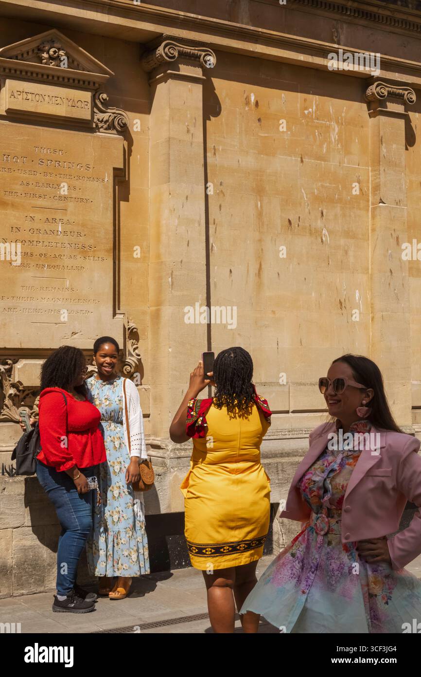 Colourful tourists in front of bath abbey hi-res stock photography and ...