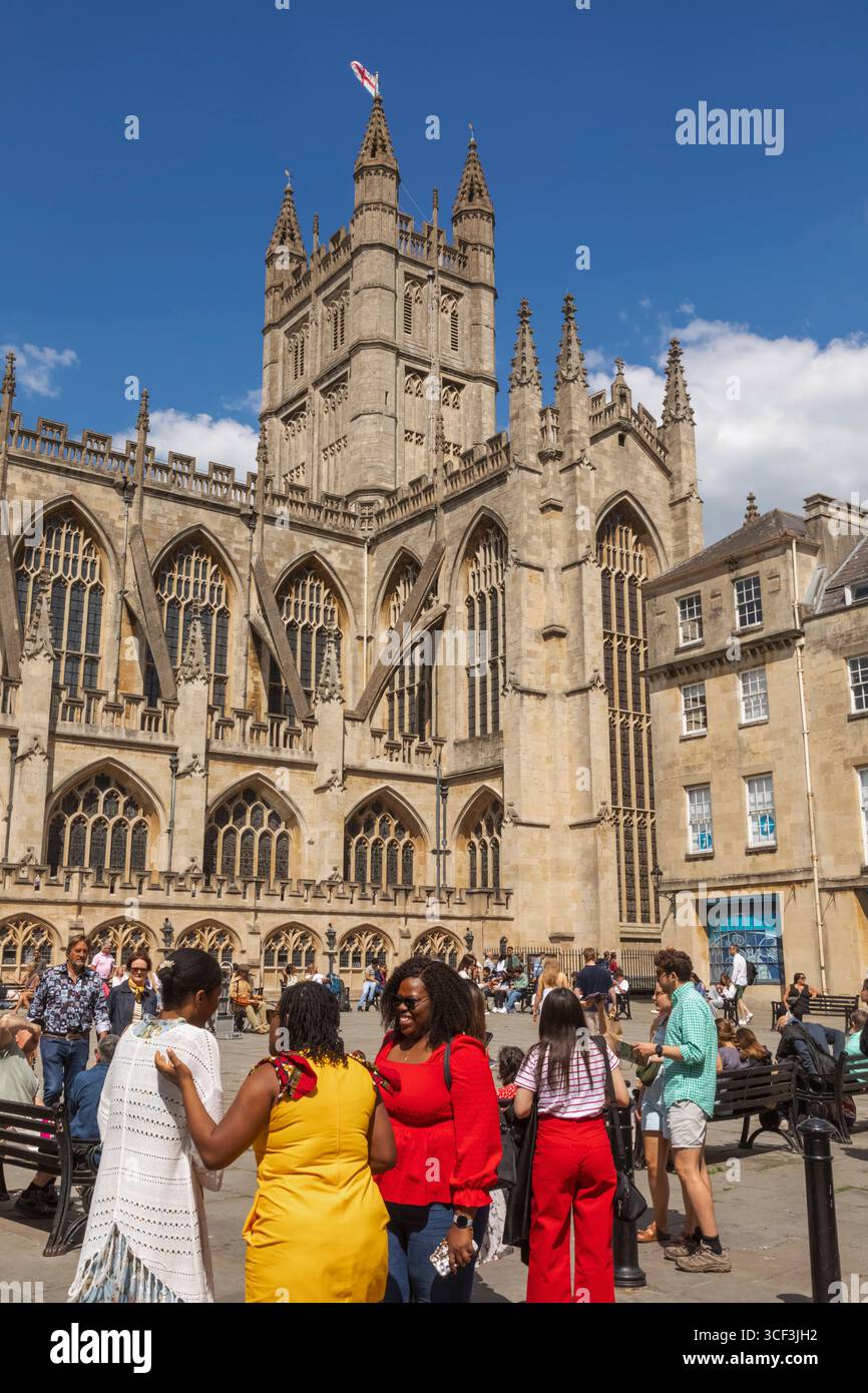Colourful tourists in front of bath abbey hi-res stock photography and ...