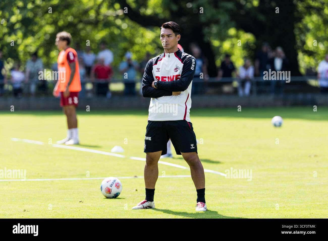 Tomoaki Makino hospitiert im Trainerteam des 1. FC K?ln Training 1. FC K?ln; Geissbockheim, 20. ...