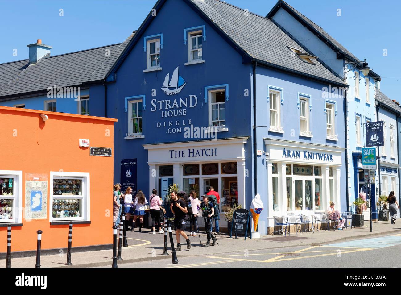 Strand House on the Dingle coast road, Dingle Peninsula, Peninsula ...