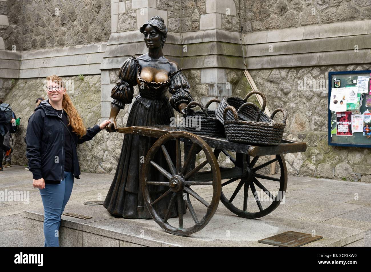 Fictional female statue hi-res stock photography and images - Alamy