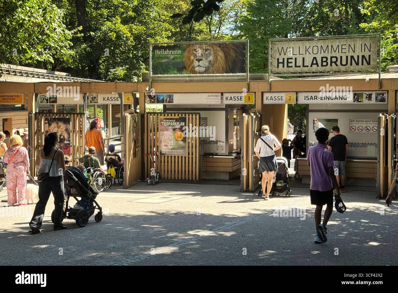 Isar Eingang Tierpark Hellabrunn *** Isar entrance Hellabrunn Zoo Stock ...
