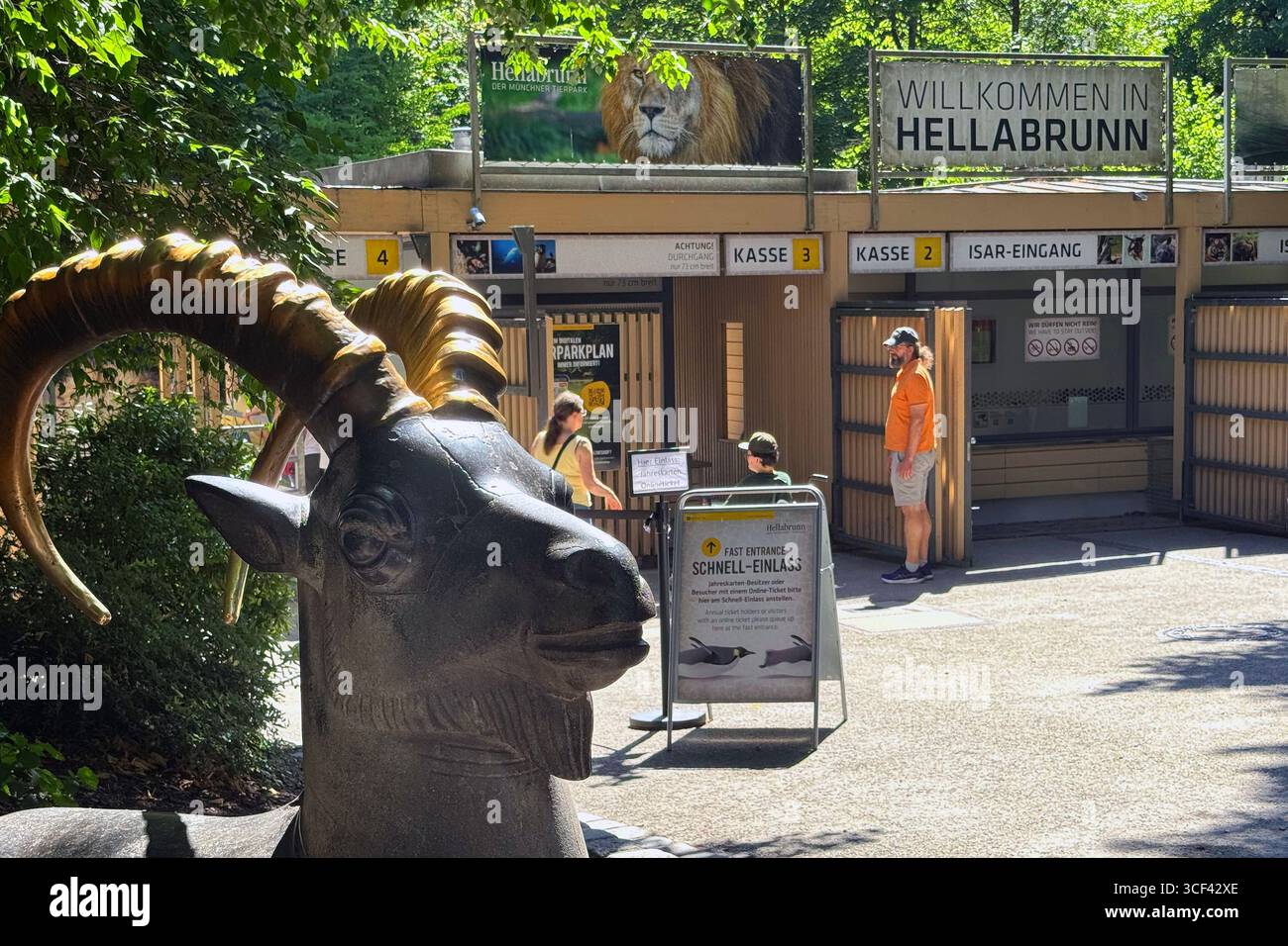 Isar Eingang Tierpark Hellabrunn *** Isar entrance Hellabrunn Zoo Stock ...