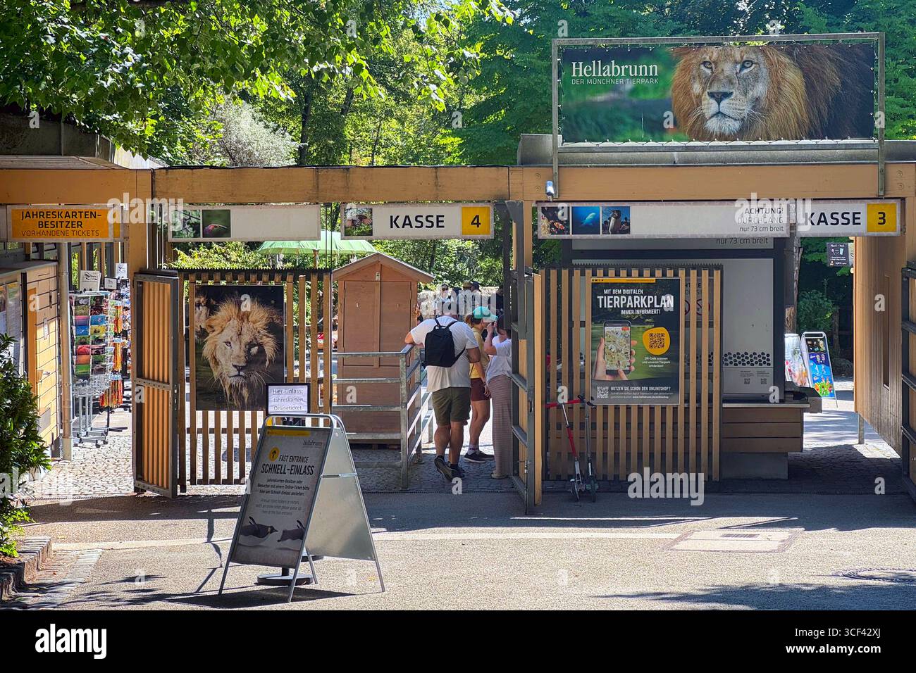 Isar Eingang Tierpark Hellabrunn *** Isar entrance Hellabrunn Zoo Stock ...