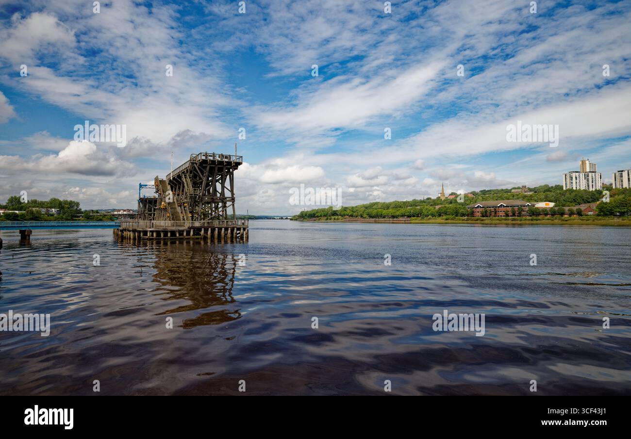 End of the pier of Dunston Staithes beside the River Tyne at high tide ...