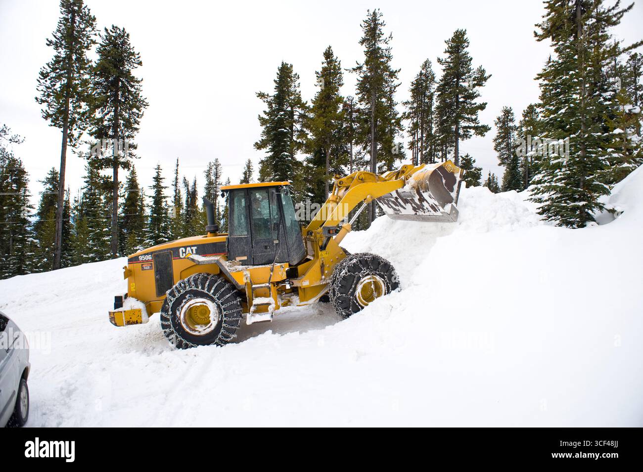 Caterpillar 950G wheel loader moving snow out of parking area, Big ...