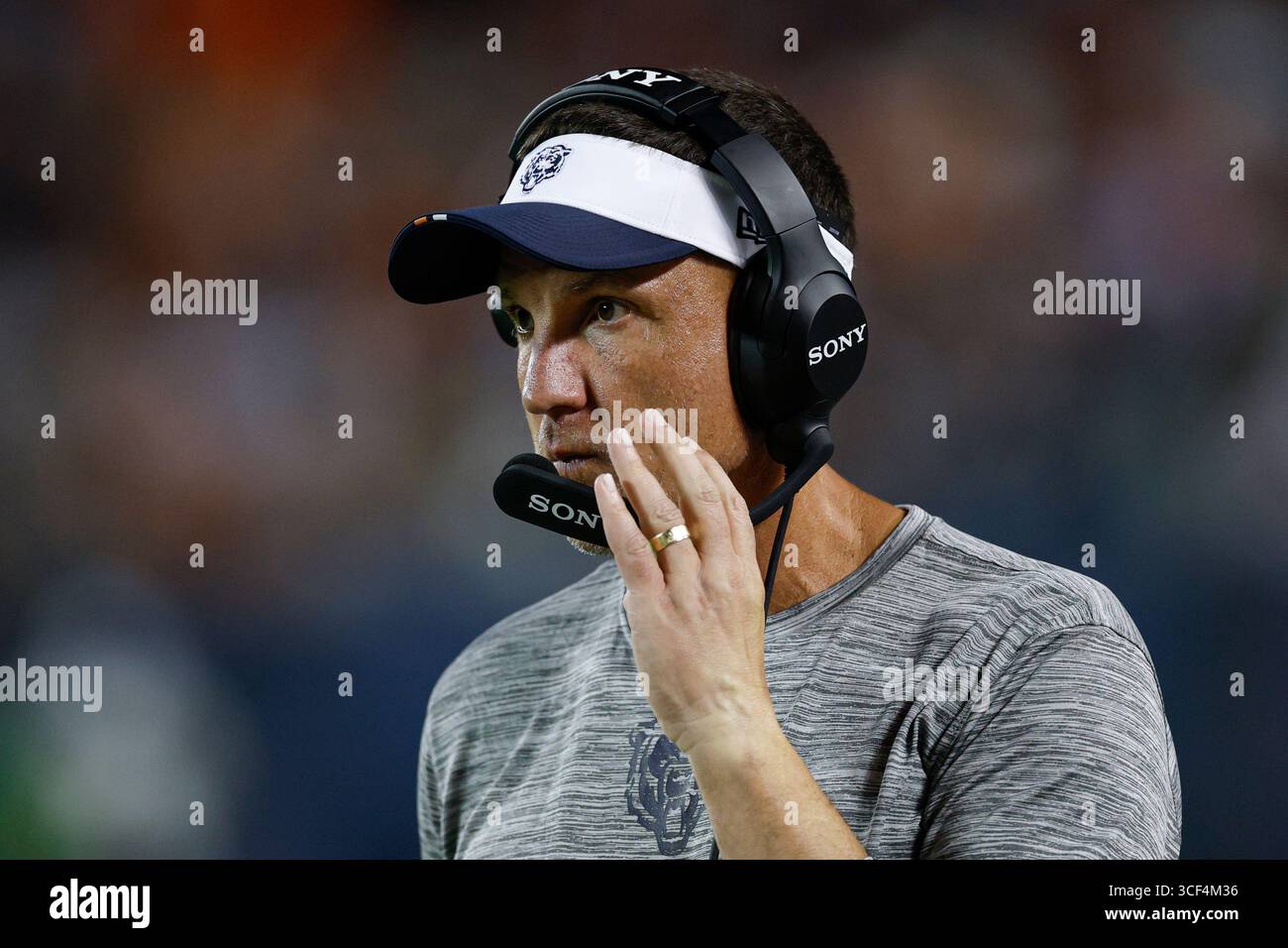 Chicago Bears defensive coordinator Dennis Allen walks on the sidelines ...