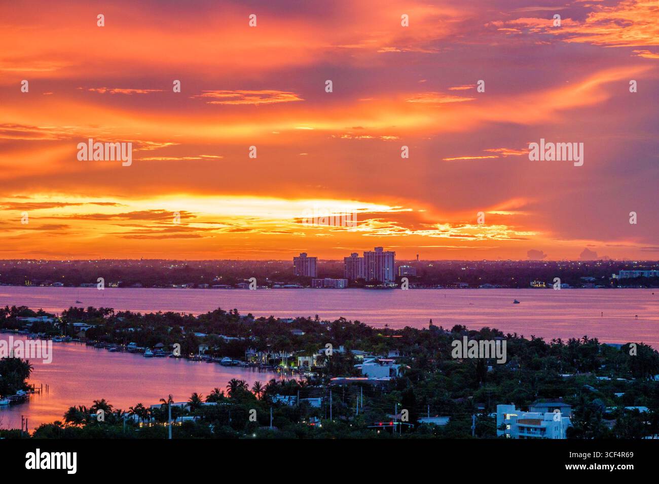 Colorful beach sunset clouds hi-res stock photography and images - Alamy