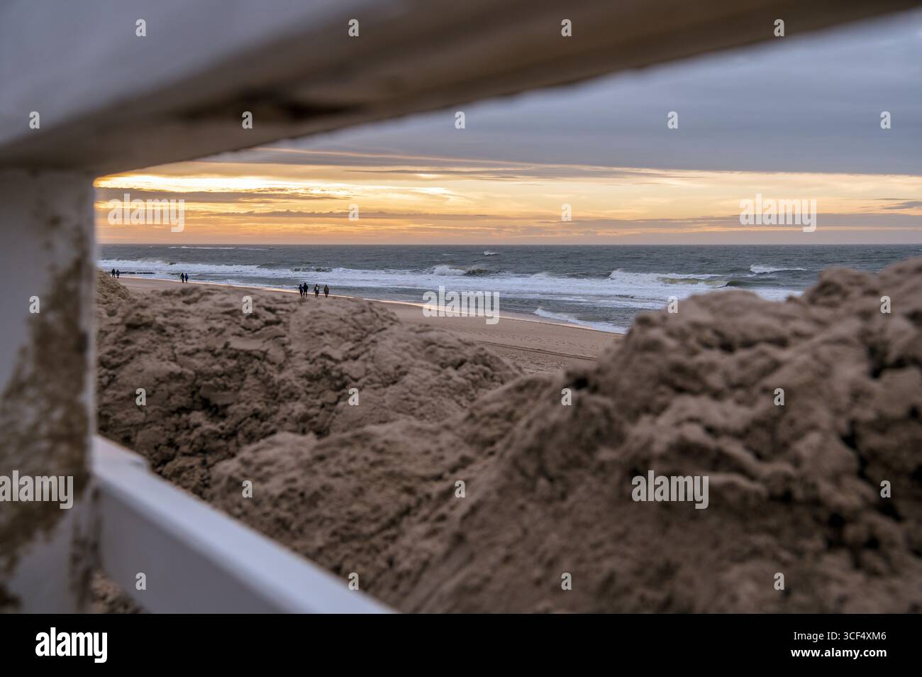 Storm off coast hi-res stock photography and images - Alamy