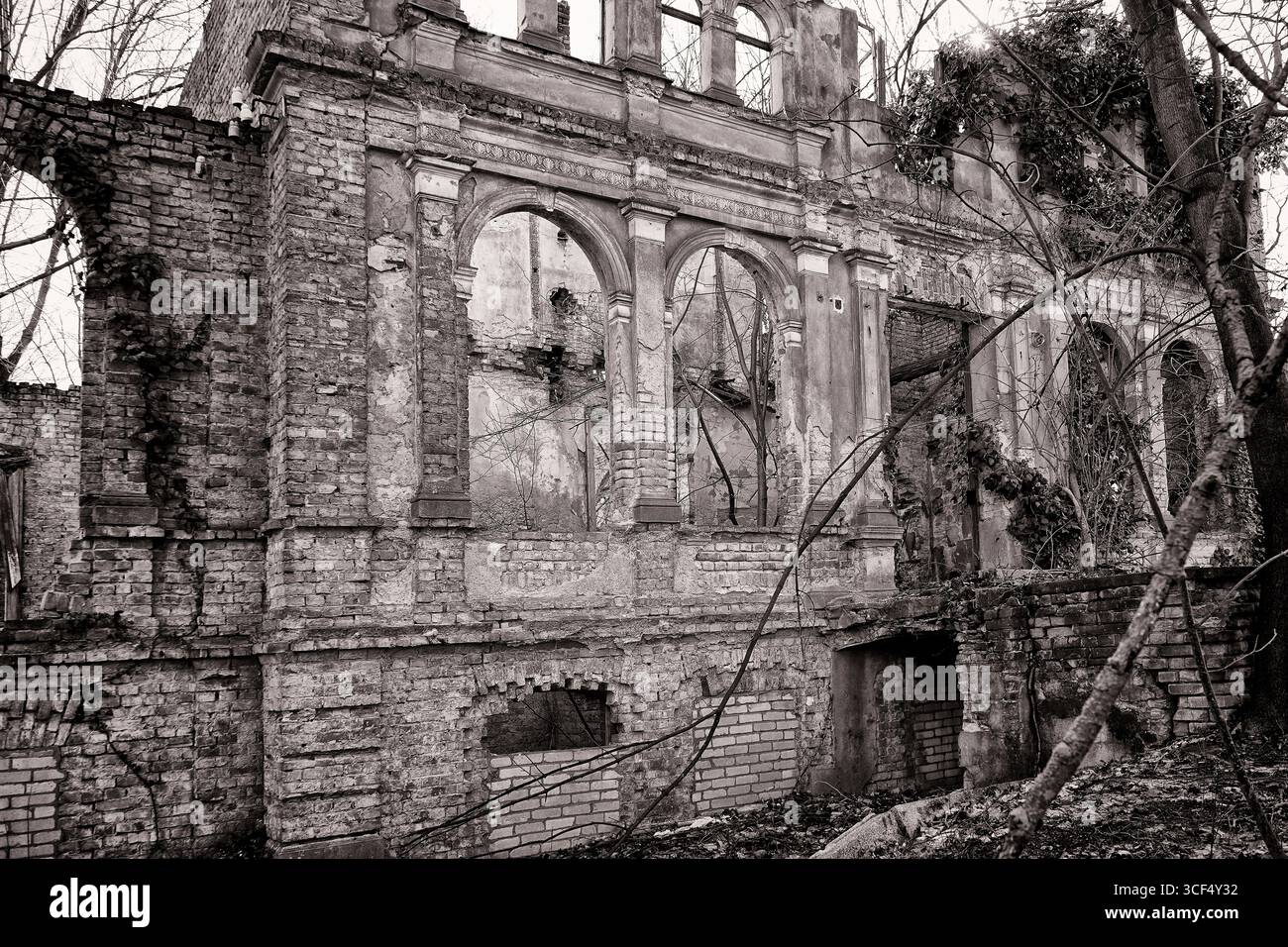 Old dilapidated ruins of a villa hi-res stock photography and images ...