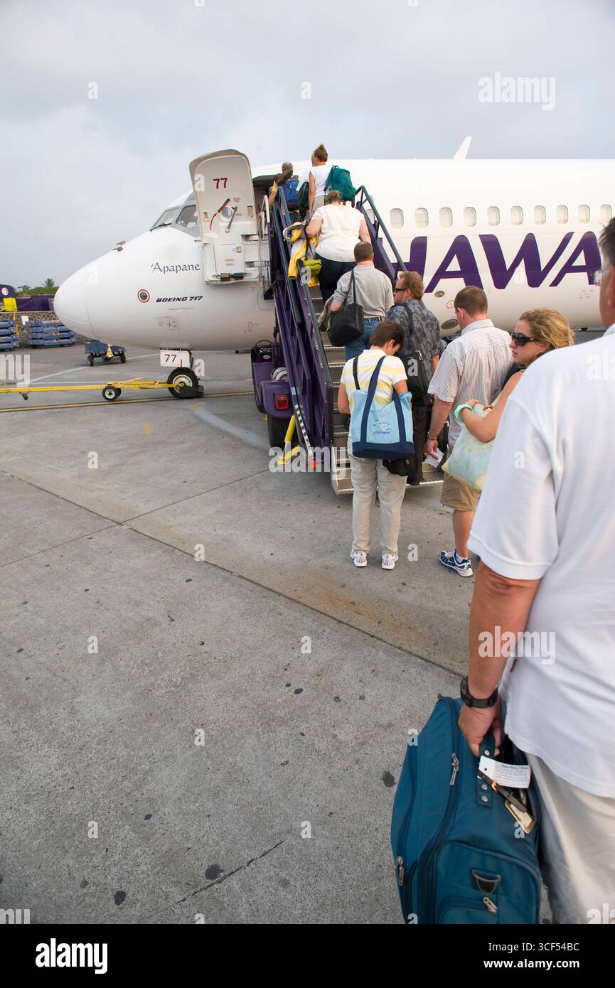 People embarking onto a Hawaiian Airlines Boeing 717-200 jet aircraft ...