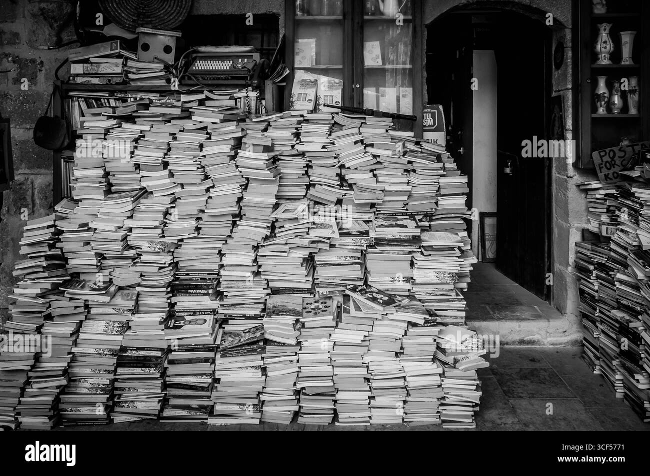 Books building Black and White Stock Photos & Images - Alamy