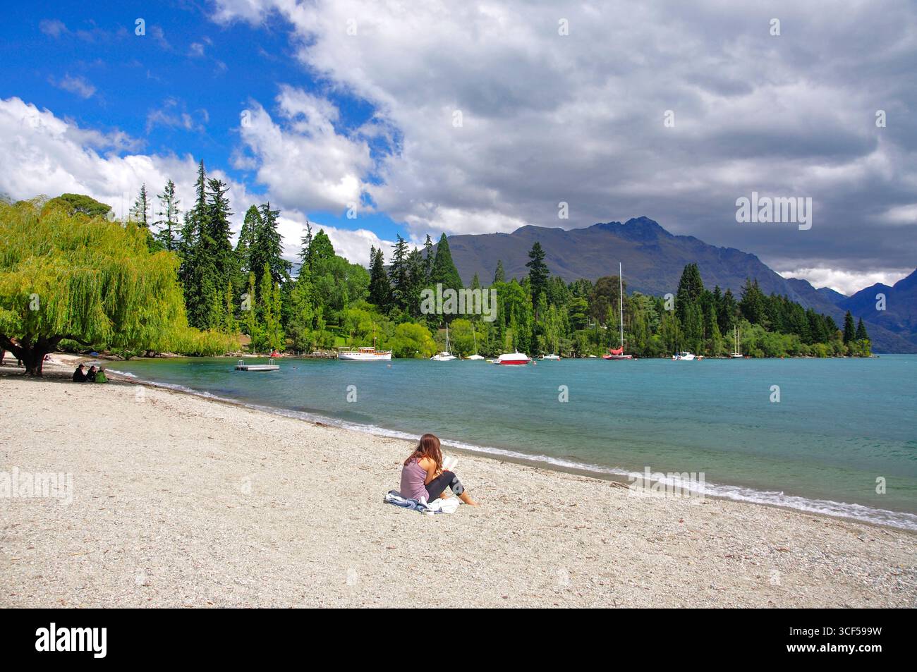 Queenstown Bay beach and Lake Wakatipu, Queenstown, Otago Region, South ...