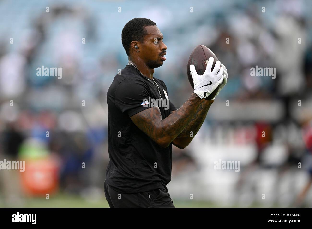 Pittsburgh Steelers safety DeShon Elliott warms up before an NFL ...