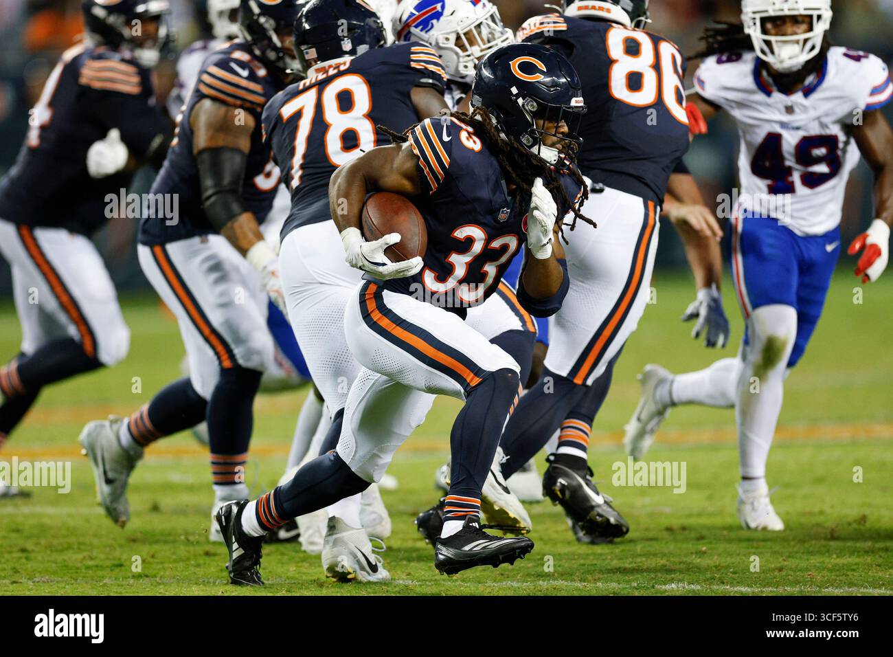 Chicago Bears running back Ian Wheeler (33) runs with the ball during ...