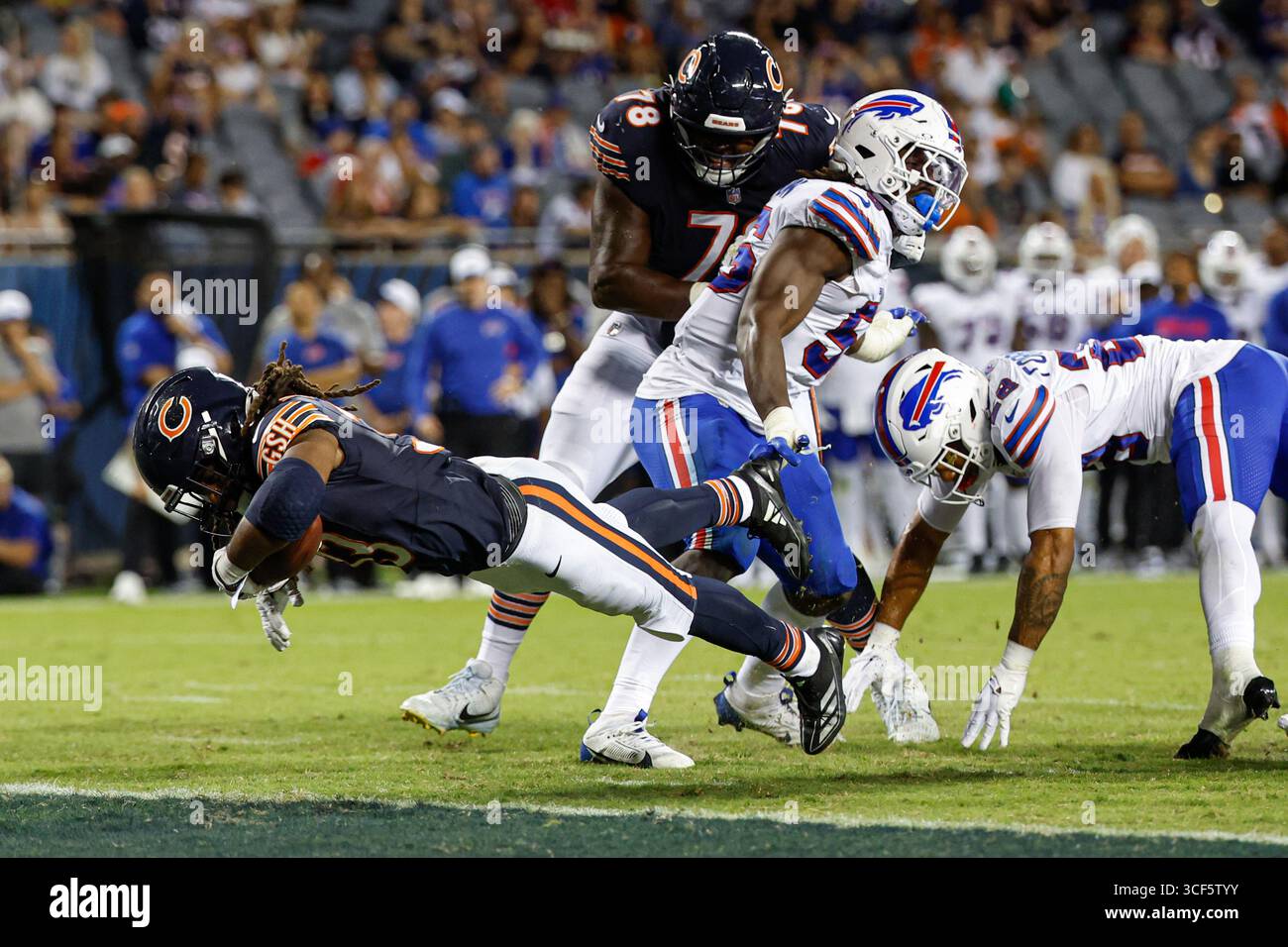 Chicago Bears running back Ian Wheeler (33) scores a touchdown during ...